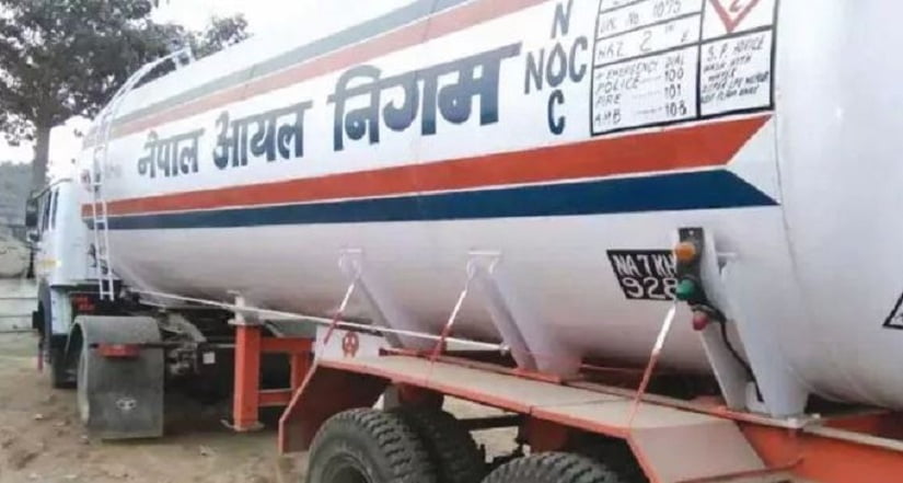 भारतले ट्याङ्कर रोकेपछि पूर्वी नेपालमा पेट्रोलियम पदार्थको हाहाकार ...