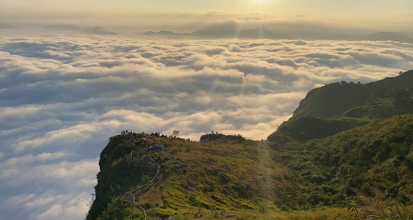 कुहिरो र सूर्योदय हेर्न मानुङकोट उक्लिँदै पर्यटक - Himal Post Himal Post